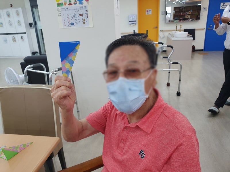 대구주간보호센터 화목한재활주간보호센터의 인지 기능 향상 위한 물고기 액자 만들기 프로그램 네이버 블로그