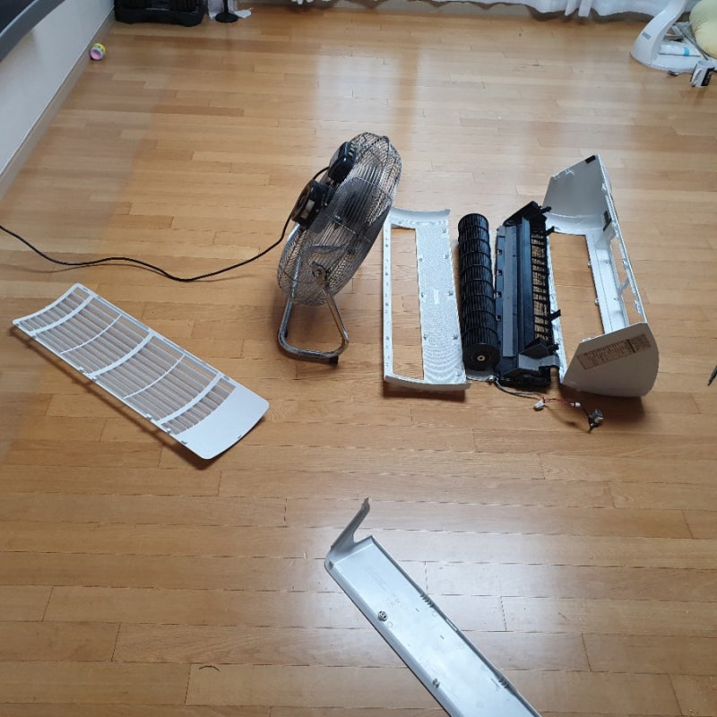 셀프 에어컨청소 삼성 무풍 벽걸이 에어컨 곰팡이 득실 발견 셀프 해체와 셀프청소 했어요ㅠ0ㅠ 쿰쿰한 냄새나면 꼭 들여다