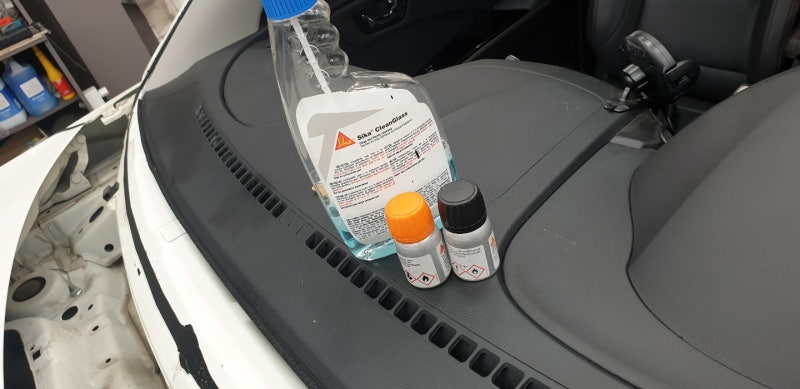 티볼리 유리교환 운전중 돌빵으로 유리금이 생긴 쌍용자동차 에어 전면유리교환 썬팅 유리강화코팅 후진시자동비상등 후깜 모듈 패키지 작업 및 유리복원 용접비용등 정보리뷰