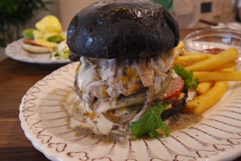 [온 홀리데이] 안산 브런치카페 고잔동 수제버거와 에그 베네딕트가 맛있는 곳🍳 : 네이버 블로그