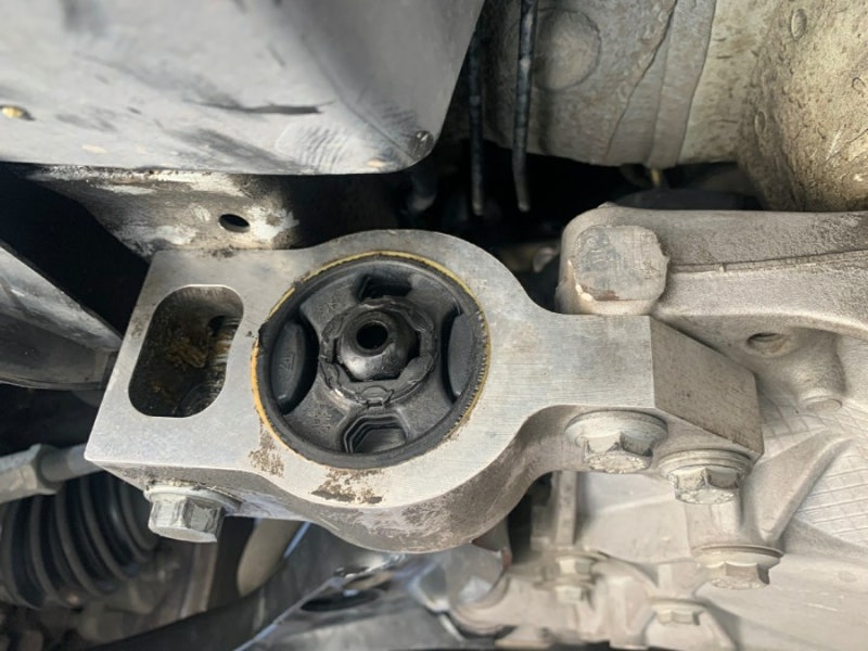 Vw 폭스바겐 골프파사트제타cc티구안 하체소음 찌그덕 고질병 로어암부싱 만 교환 소음수리 하체3종셋트 부산수입차정비