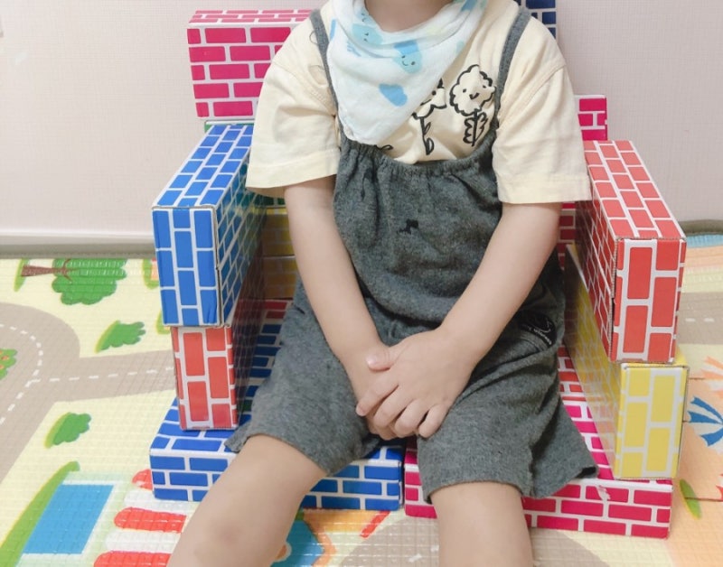 호반아이사랑♡ 만1세발달특성발달수준발달과정 만1세쌓기벽돌블록으로변기를만들어요 만1세역할아기변기에앉아응가를해요 만1세실종유괴안전