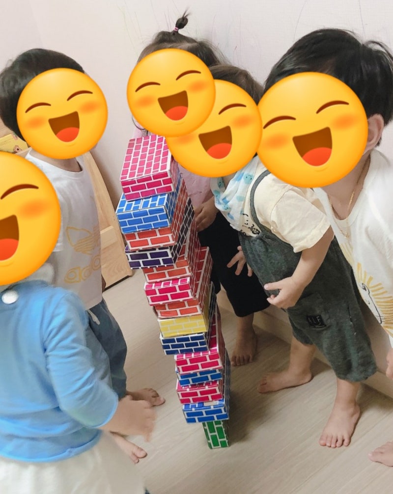 호반아이사랑♡ 만1세발달특성발달수준발달과정 만1세쌓기벽돌블록으로변기를만들어요 만1세역할아기변기에앉아응가를해요 만1세실종유괴안전
