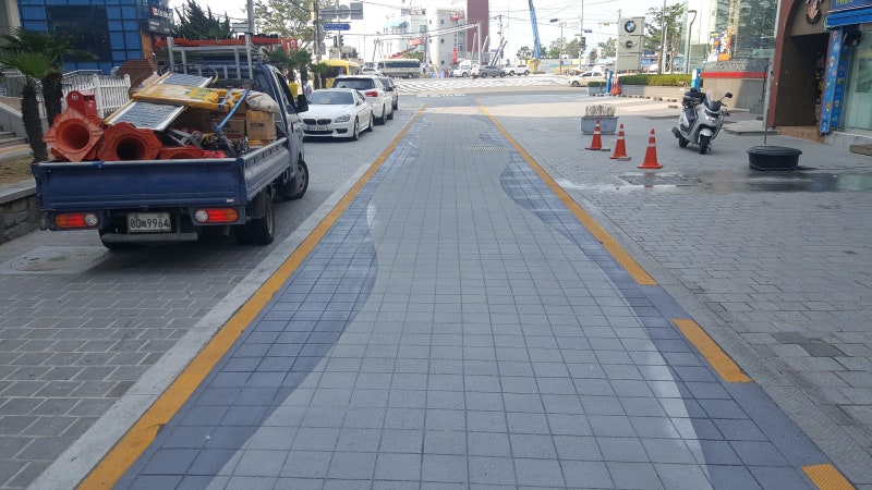 패턴크리트 부산광역시 해운대구 Bmw 매장 앞 테마거리 이면도로 아스콘아스팔트 미끄럼방지포장 · 도막형바닥재 스템프 공법