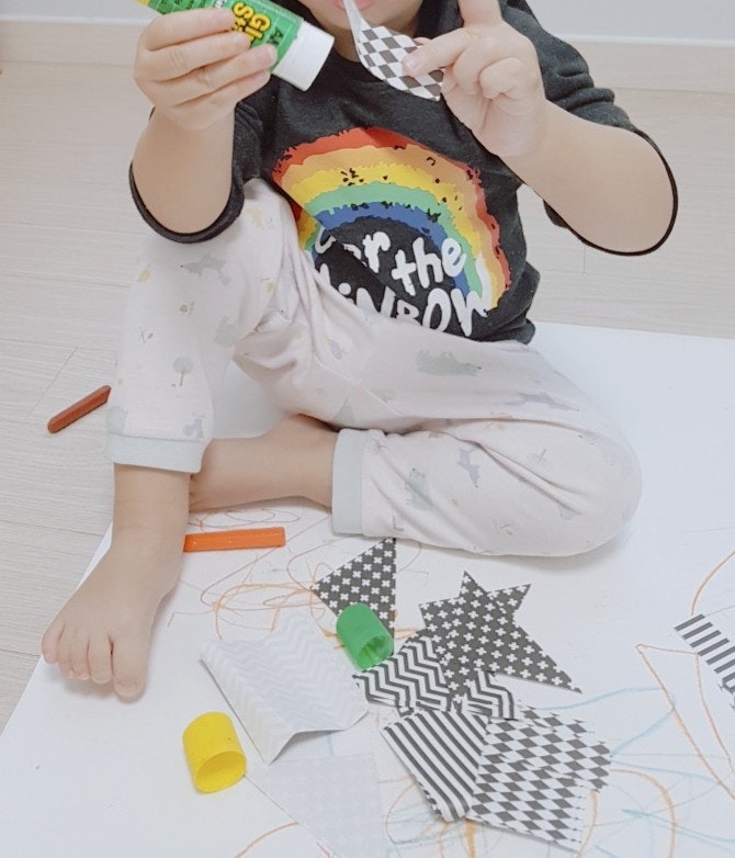 호반아이사랑♡ 만0세발달특성수준별활동 만0세쓰기큰종이에함께끼적여요 만0세전지에끼적이기 만0세상상력자극하기 만0세도구사용 만0세