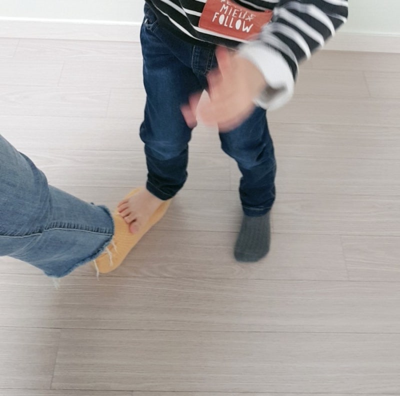 호반아이사랑♡ 만1세만2세혼합연령활동 선생님이좋아요소주제활동 듣기말하기읽기동화선생님껌딱지 음악동작선생님과악기를연주해요 대근육