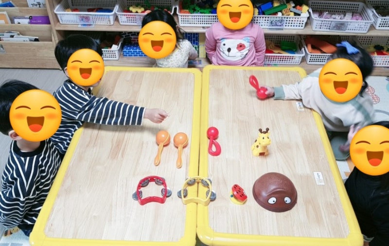 호반아이사랑♡ 만1세만2세혼합연령활동 선생님이좋아요소주제활동 듣기말하기읽기동화선생님껌딱지 음악동작선생님과악기를연주해요 대근육
