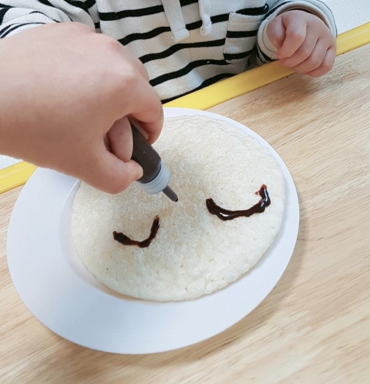 호반아이사랑♡ 만0세발달특성수준별활동 만0세미술웃는얼굴뻥튀기만들기 뻥튀기과자얼굴꾸미기 만0세딸기잼얼굴꾸미기 만0세뻥튀기탐색하기