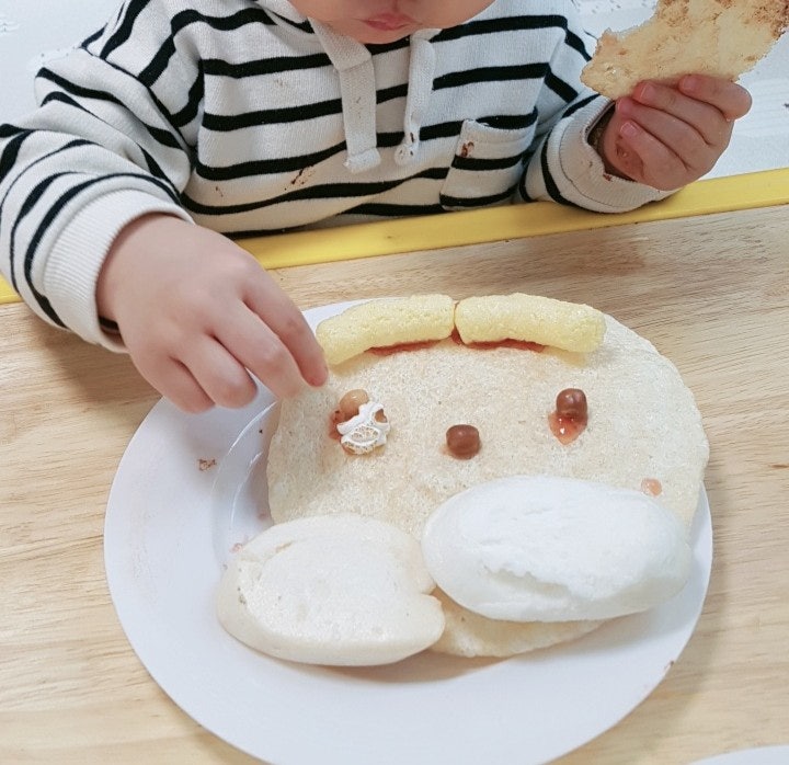 호반아이사랑♡ 만0세발달특성수준별활동 만0세미술웃는얼굴뻥튀기만들기 뻥튀기과자얼굴꾸미기 만0세딸기잼얼굴꾸미기 만0세뻥튀기탐색하기