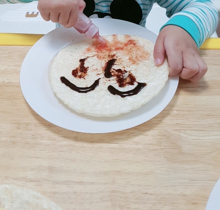 호반아이사랑♡ 만0세발달특성수준별활동 만0세미술웃는얼굴뻥튀기만들기 뻥튀기과자얼굴꾸미기 만0세딸기잼얼굴꾸미기 만0세뻥튀기탐색하기
