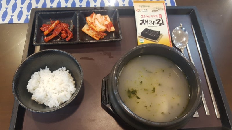 회사 구내식당 단체 위탁 급식 메뉴 오늘 아침식사 사골떡국 점심식사 반찬 잡채밥 짜장소스 계란탕 단무지부추무침 알타리김치