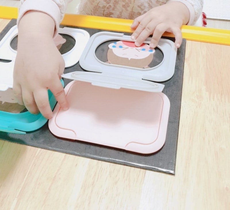 호반아이사랑♡ 만0세발달특성수준별활동 탐색웃는얼굴을찾아요 웃는얼굴찾기 여러가지표정흉내내기 물티슈뚜껑까꿍놀이 물티슈뚜껑활용수업