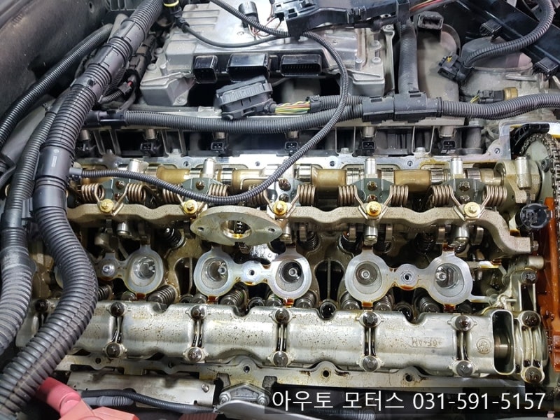 Bmw 528i 엔진오일 누유 밸브커버가스켓 및 각종 씰 편심축센서 겉밸트베어링 미션오일 및 소모품 교환 남양주 Bmw 정비
