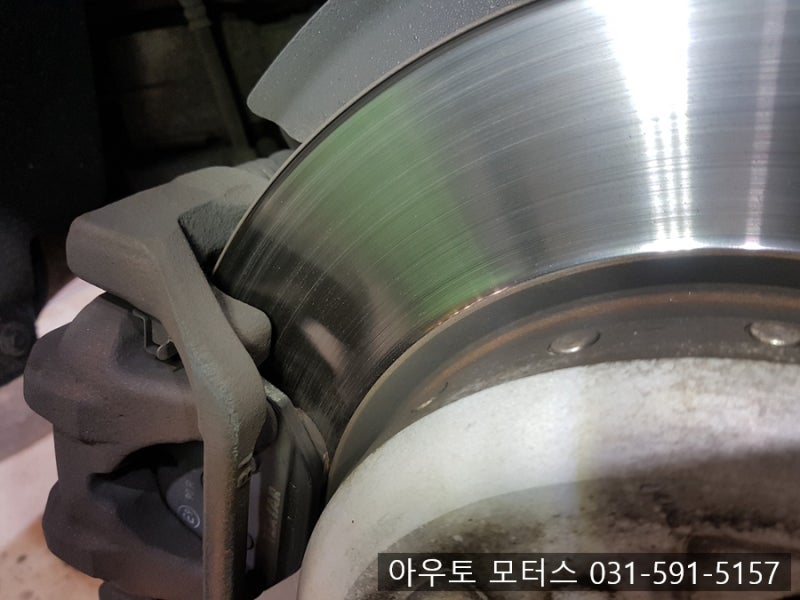 Bmw 528i 엔진오일 누유 밸브커버가스켓 및 각종 씰 편심축센서 겉밸트베어링 미션오일 및 소모품 교환 남양주 Bmw 정비