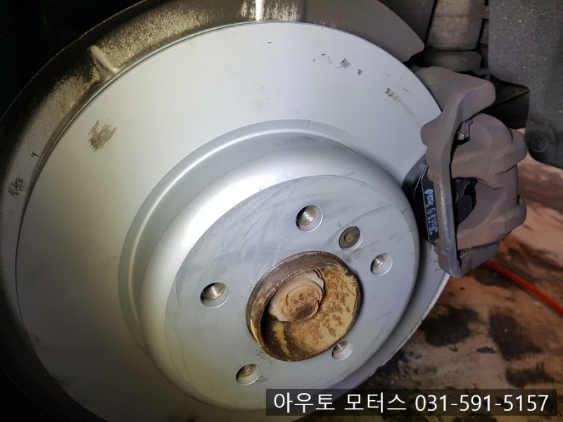 Bmw 528i 엔진오일 누유 밸브커버가스켓 및 각종 씰 편심축센서 겉밸트베어링 미션오일 및 소모품 교환 남양주 Bmw 정비