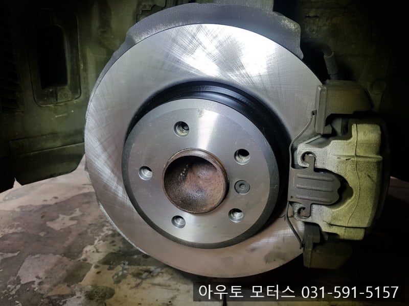 Bmw 528i 엔진오일 누유 밸브커버가스켓 및 각종 씰 편심축센서 겉밸트베어링 미션오일 및 소모품 교환 남양주 Bmw 정비