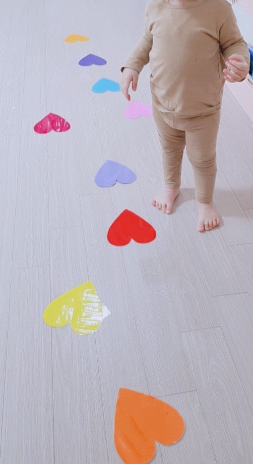 호반아이사랑어린이집♡ 만0세발달특성수준별활동 대근육하트징검다리를건너요 그대로멈춰라노래맞춰징검다리건너기 만0세애정표션 만0세발달