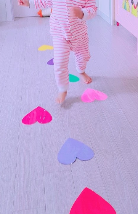호반아이사랑어린이집♡ 만0세발달특성수준별활동 대근육하트징검다리를건너요 그대로멈춰라노래맞춰징검다리건너기 만0세애정표션 만0세발달