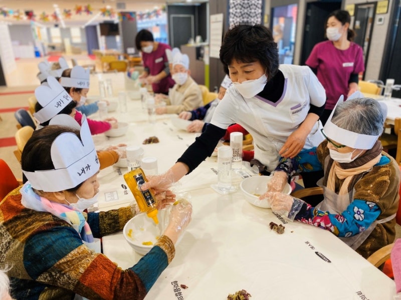 덕양구삼송노인주간보호센터 요리프로그램 고구마경단 만들기시니어데이케어 주은 삼송센터 네이버 블로그