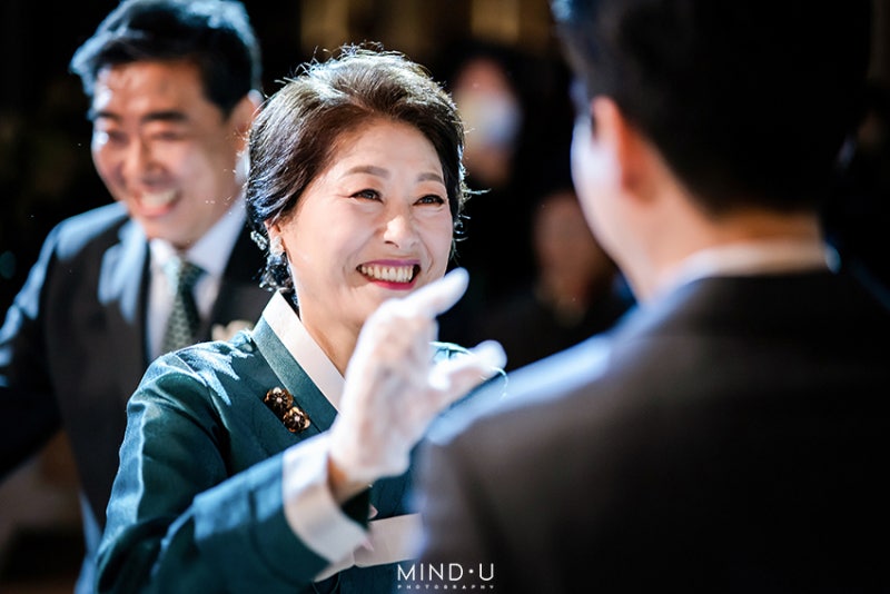 채플앳웨스트본식스냅 마인드유본식스냅 본식스냅추천 브라이덜공 정샘물메이크업 본식스냅 웨딩스냅추천 마인드