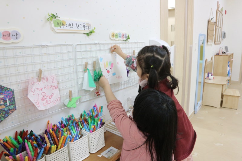나음쌤 자료공유마감 새학기 환경구성ღ 전시공간 제목쌓기미술유치원어린이집놀이중심작품전시전시환경구성 네이버 블로그