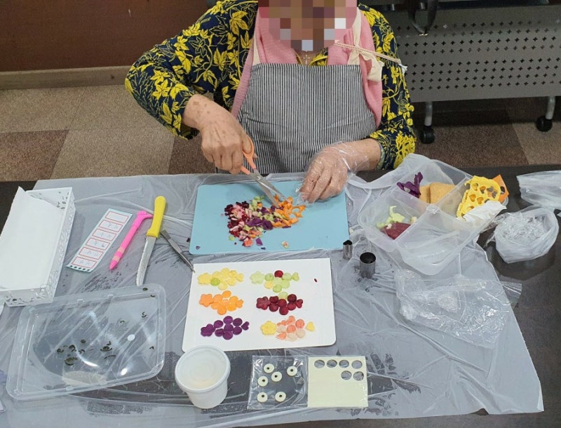 실버푸드테라피푸드아트테라피요리치료마음요리4회차물고기유부초밥무지개물고기나누면행복한물고기유부초밥 네이버 블로그