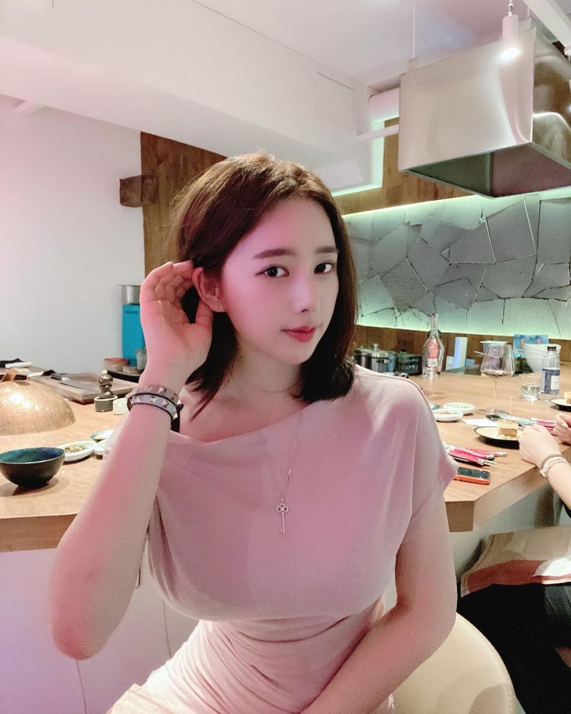 맥심 11월호 화보 표지모델 새하얀 피부의 모델 겸 bj김빛나라/오피스룩이 잘어울리는 모델 쮸리(다슬) : 네이버 블로그