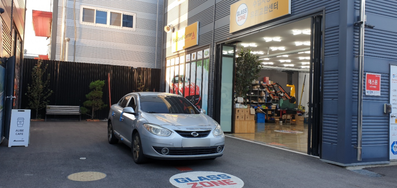 Sm3 유리교환 사거리 운전 중 돌빵으로 전면유리가 깨진 르노삼성 앞 유리교체 솔라쉴드 열차단썬팅 패키지 후기 및 유리종류에 따른 유리교환 복원 하이패스룸미러 비용