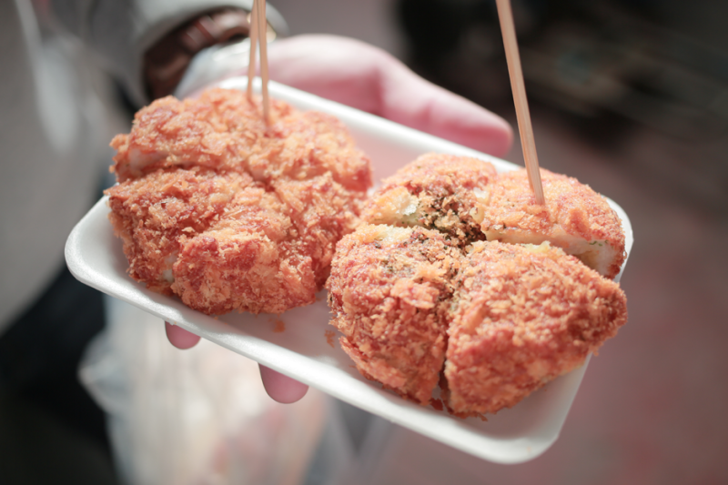 강릉 중앙시장 먹거리 5가지 어묵고로케 먹물아이스크림 김치말이 삼겹살 닭강정 주차장 팁 네이버 블로그