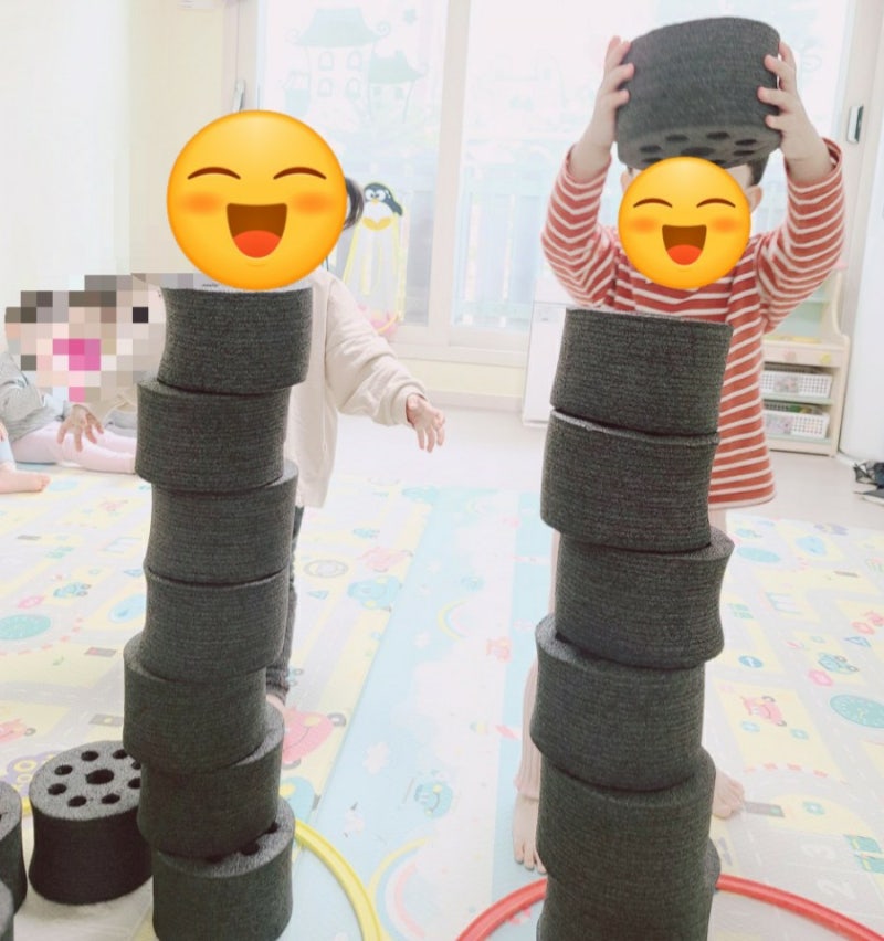 호반아이사랑♡ 만1세발달과정발달수준발달특성 만1세소근육자동차를굴려줘요 만1세쓰기읽기움직이는놀잇감위에끼적여요 만1세어린이집겨울