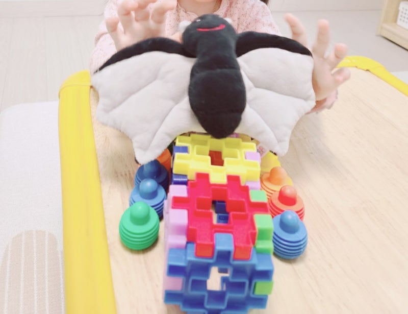 호반아이사랑♡ 만1세발달과정발달수준발달특성 만1세쌓기블록으로기차를만들어요 만1세역할기차에인형을태워요 만1세신체대근육퍼포먼스겨울