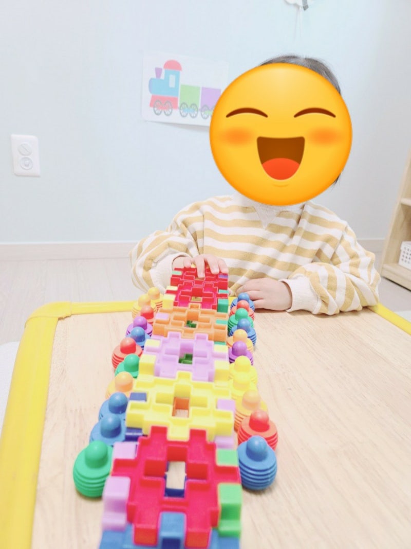 호반아이사랑♡ 만1세발달과정발달수준발달특성 만1세쌓기블록으로기차를만들어요 만1세역할기차에인형을태워요 만1세신체대근육퍼포먼스겨울
