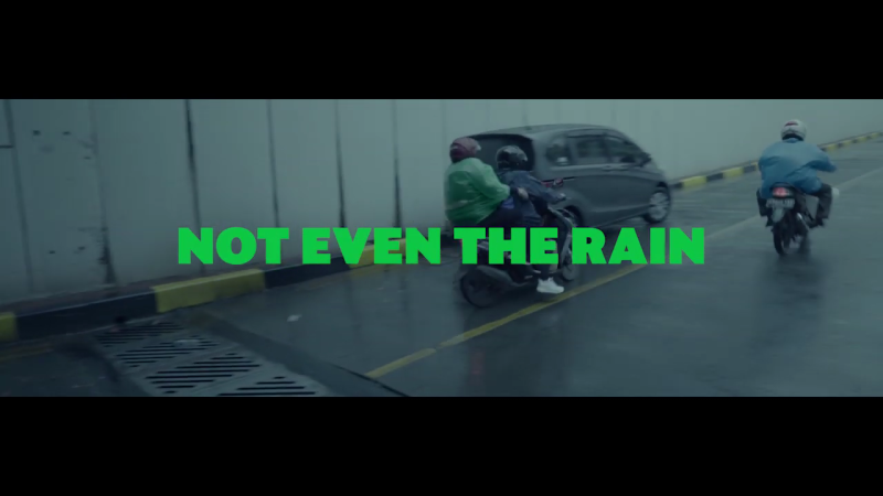 옥외광고의 신박한 변신! 비가 올때는 모터사이클 운전자를 위한 '비옷'이 된다! 일석이조 효과 노린 그랩(GRAB) 인도네시아의 ...