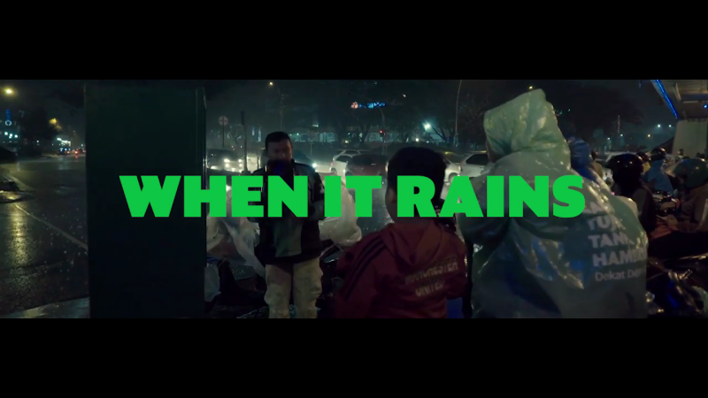 옥외광고의 신박한 변신! 비가 올때는 모터사이클 운전자를 위한 '비옷'이 된다! 일석이조 효과 노린 그랩(GRAB) 인도네시아의 ...