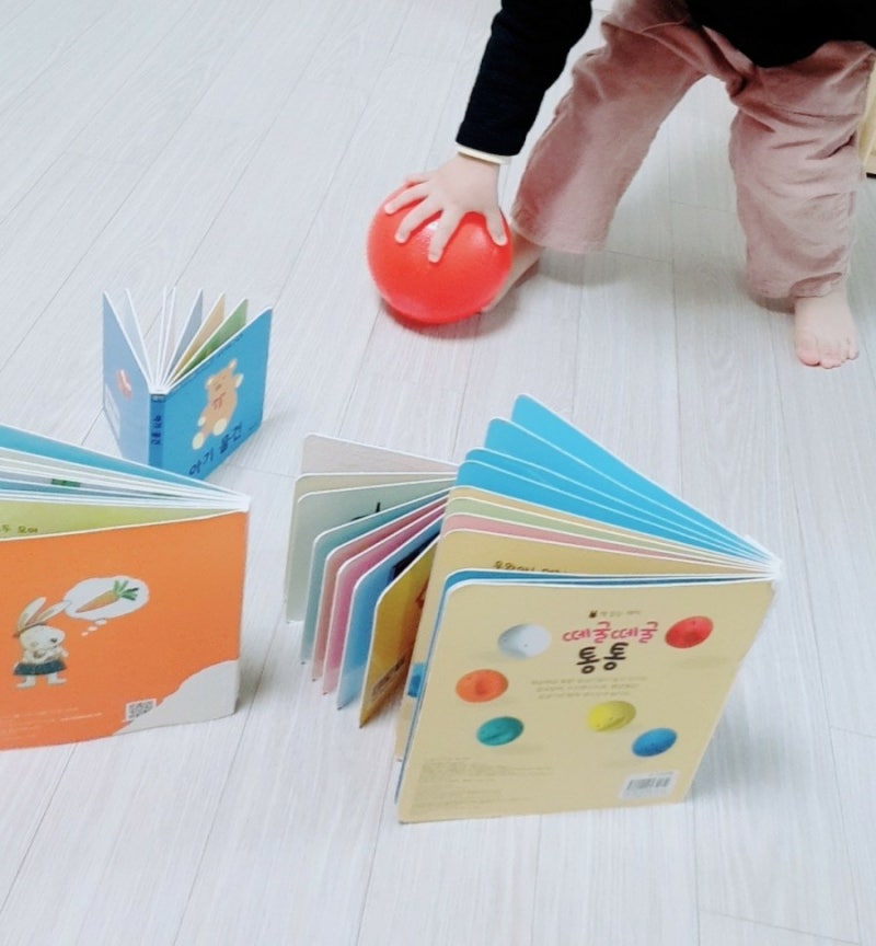호반아이사랑♡ 만1세발달과정발달수준발달특성 만1세대근육그림책볼링놀이 만1세음악동작꼭필요한물건만노래를들으며방울팔찌를흔들어요 음악