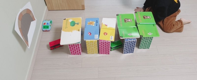 호반아이사랑♡ 만1세발달과정발달수준발달특성 만1세쌓기그림책터널을만들어요 만1세역할그림책터널을지나가는자동차 만1세역할놀이 만1