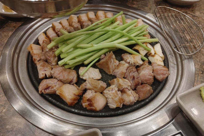 내돈내산 동탄 반송동 센트럴파크 개나리공원 미나리삼겹살 분위기 맛집 창심관 가족 외식하기 좋은 동탄 룸식당 돼지고기구이