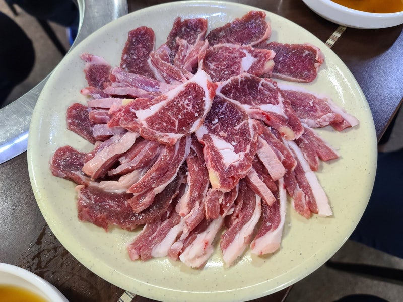 경산자인맛집 회나무흑염소식당 직접농장을 운영하여 흑염소구이 흑염소수육 흑염소전골을 한꺼번에 즐길수있는 50년 넘은 노포