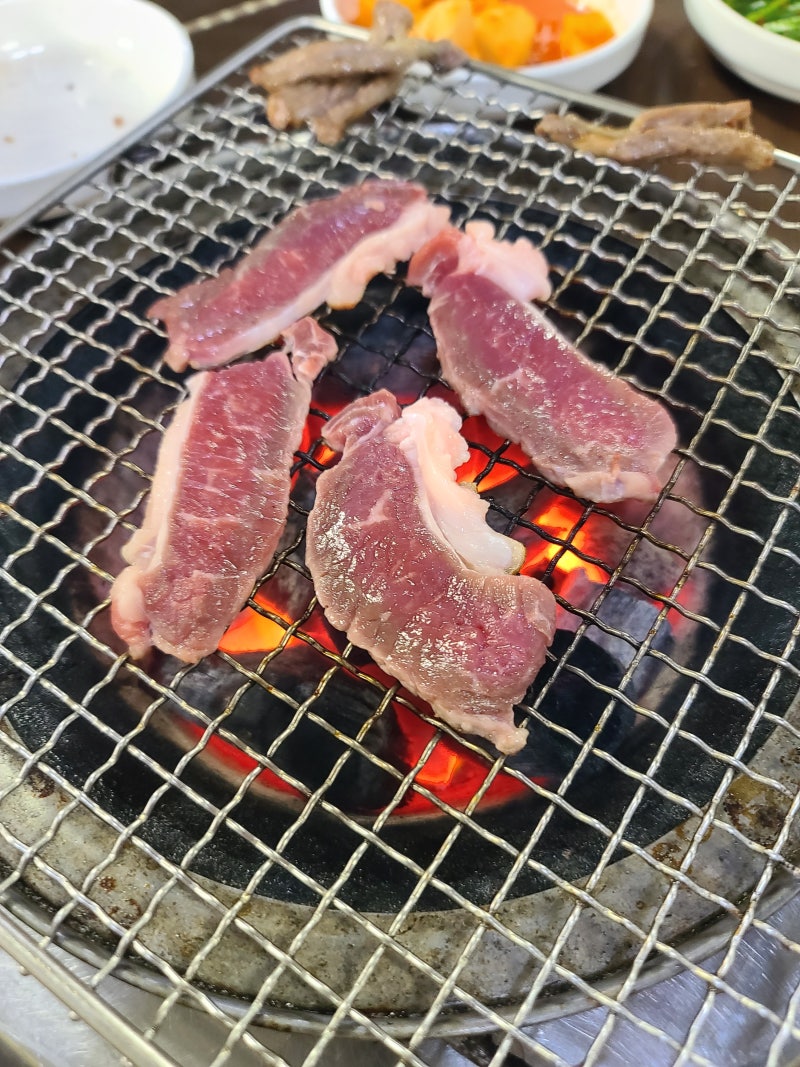경산자인맛집 회나무흑염소식당 직접농장을 운영하여 흑염소구이 흑염소수육 흑염소전골을 한꺼번에 즐길수있는 50년 넘은 노포