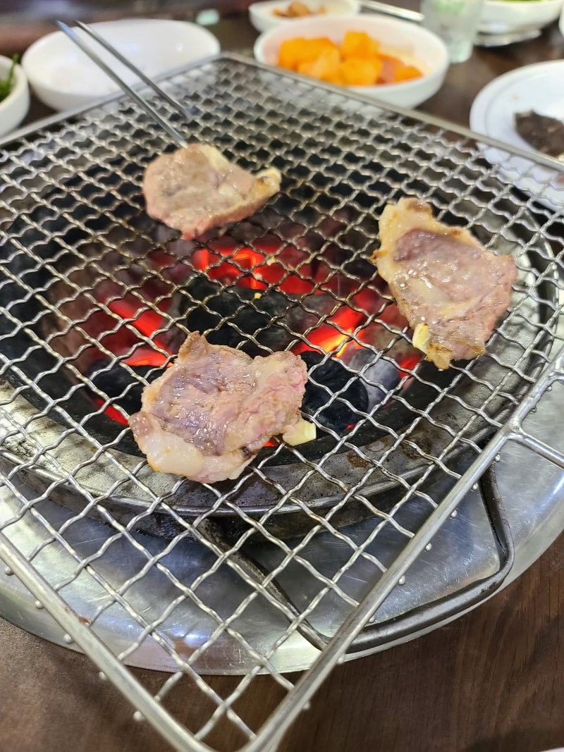 경산자인맛집 회나무흑염소식당 직접농장을 운영하여 흑염소구이 흑염소수육 흑염소전골을 한꺼번에 즐길수있는 50년 넘은 노포