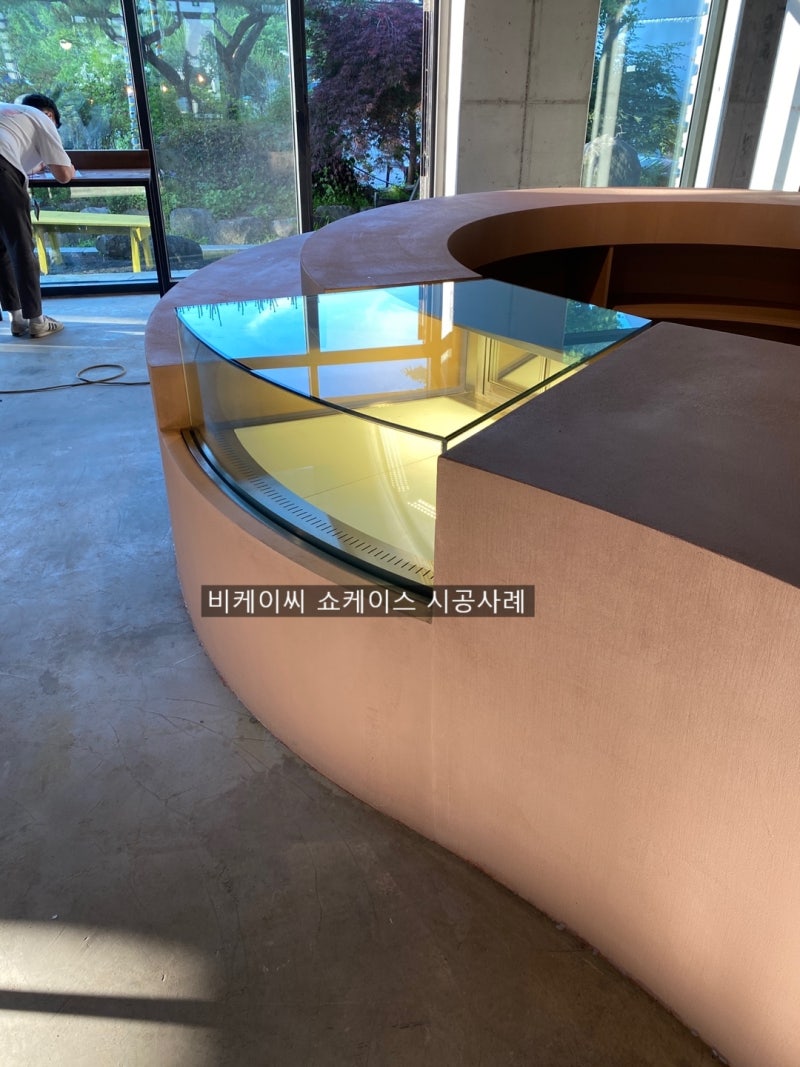 마카롱 쇼케이스 제작 전문 업체 비케이씨 곡면 쇼케이스 시공사례 네이버 블로그