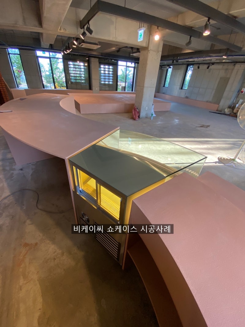 마카롱 쇼케이스 제작 전문 업체 비케이씨 곡면 쇼케이스 시공사례 네이버 블로그