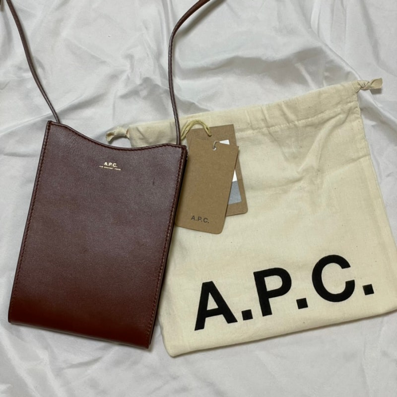 [A.P.C.] 아페쎄 제이미백 Jamie Neck Pouch 브라운 백화점 구매후기 + 착샷 : 네이버 블로그