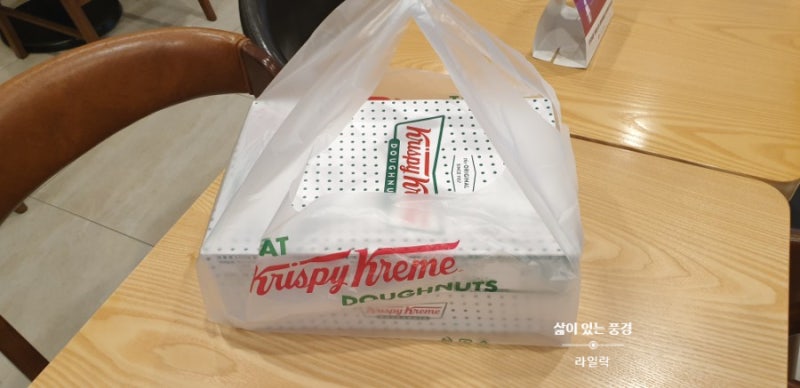 크리스피크림 도넛 더블 메이플 도넛 아몬드 메이플 도넛 베이컨 메이플 링 신제품 가격 칼로리메이플더즌쿠폰 네이버 블로그