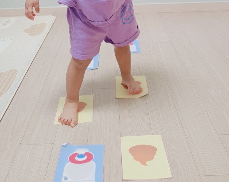 호반아이사랑♡ 만1세발달과정발달수준발달특성 만1세대근육변기그림과응가그림을따라걸어요 만1세소근육응가가변기에쏘옥 만1세응가놀이 만1