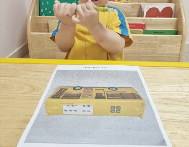 호반아이사랑♡ 만0세발달과정발달수준발달특성 만0세언어읽기쓰기활동 만0세끼적이기 만0세읽기쓰기움직이는놀잇감그림에끼적여요 만0세놀이