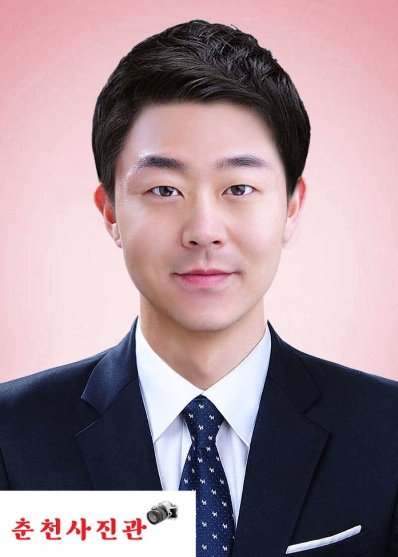 춘천이력서사진춘천미국비자사진춘천승무원사진춘천여권사진춘천민증사진춘천운전면허사진춘천명동사진관춘천이력서사진잘찍는사진관