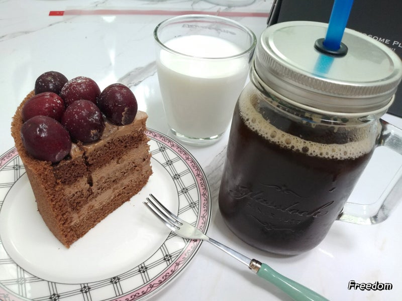투썸플레이스 망우점 체리초콜릿생크림케이크 달아서 먹다가 죽을뻔한 케이크 네이버 블로그