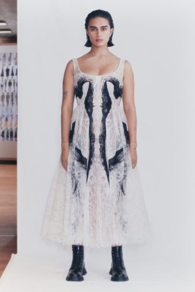 Alexander McQueen SPRING 2021 READY-TO-WEAR # 알렉산더 맥퀸 봄 2021 RTW : 네이버 블로그