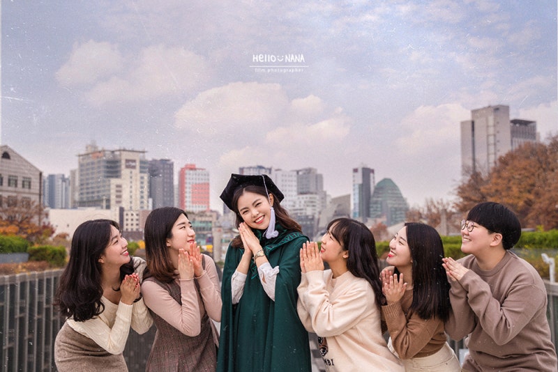 헬로나나필름 이대졸업사진 캠퍼스 6인 학위복 졸업스냅 네이버 블로그